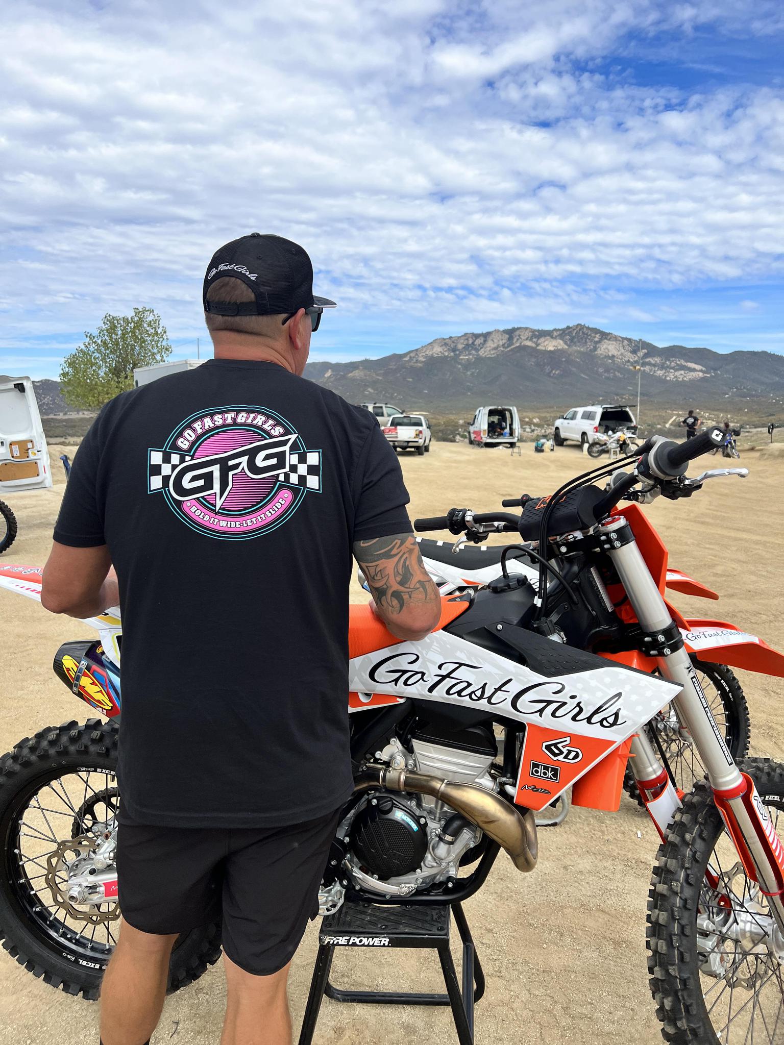 Hold It Wide 2.0 T-Shirt – Go Fast Girls